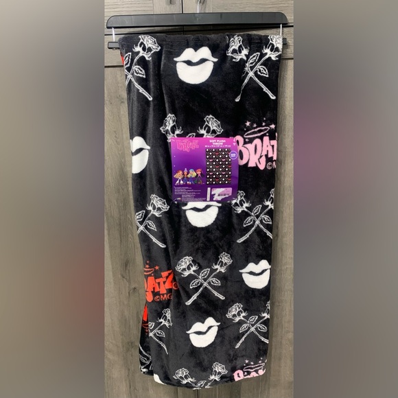 Jay Franco & Sons | Bedding | New Bratz Lips Roses 5 X 70 Black Plush ...